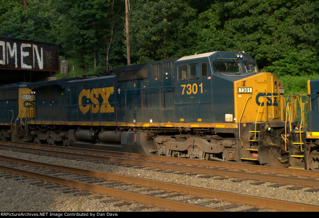 CSX C40-8W 7301 in the middle on Q418-06